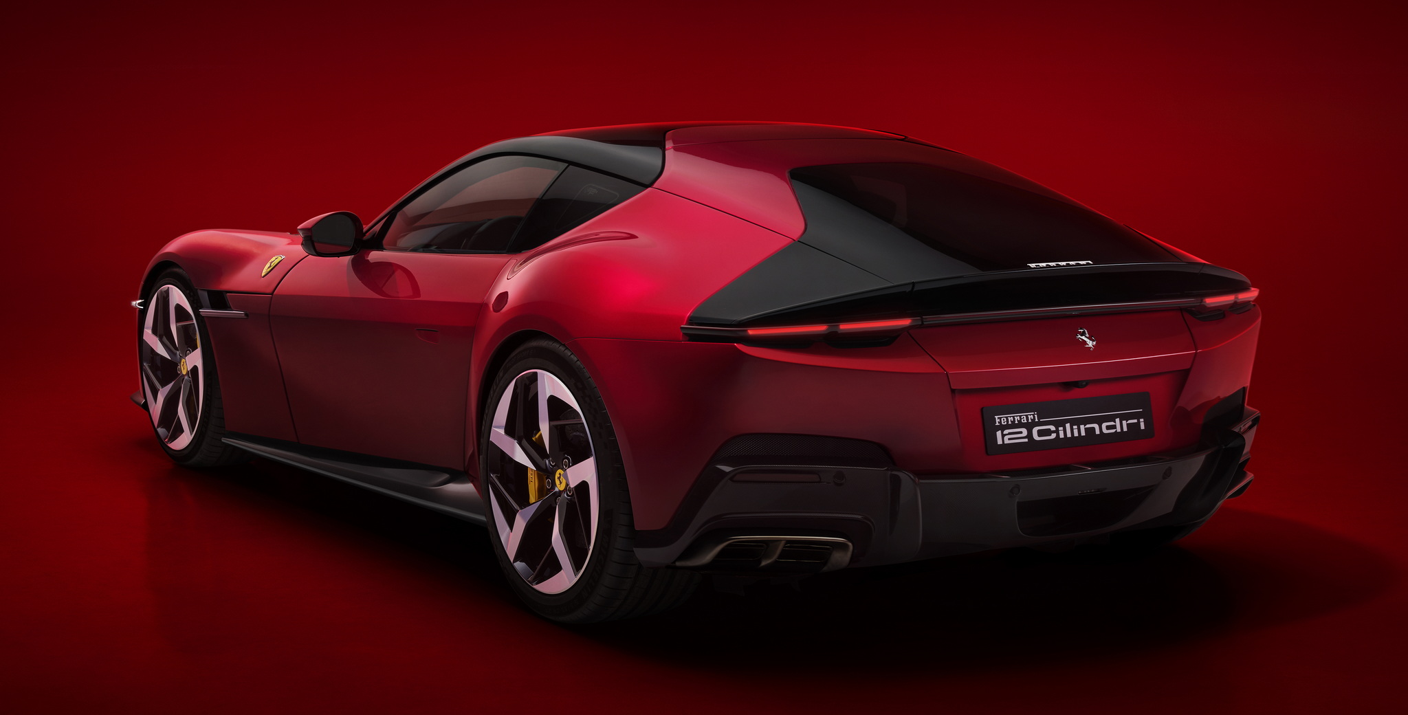 Ferrari 12 Cilindri การกลับมาของม้าลำพองเครื่องยนต์ V12 - ข่าวสารวันนี้